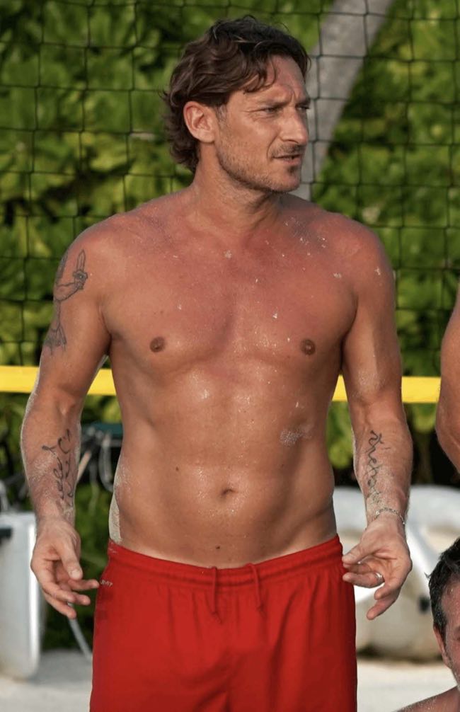 Francesco Totti alle Maldive torna a farsi vedere in costume - Tuttouomini