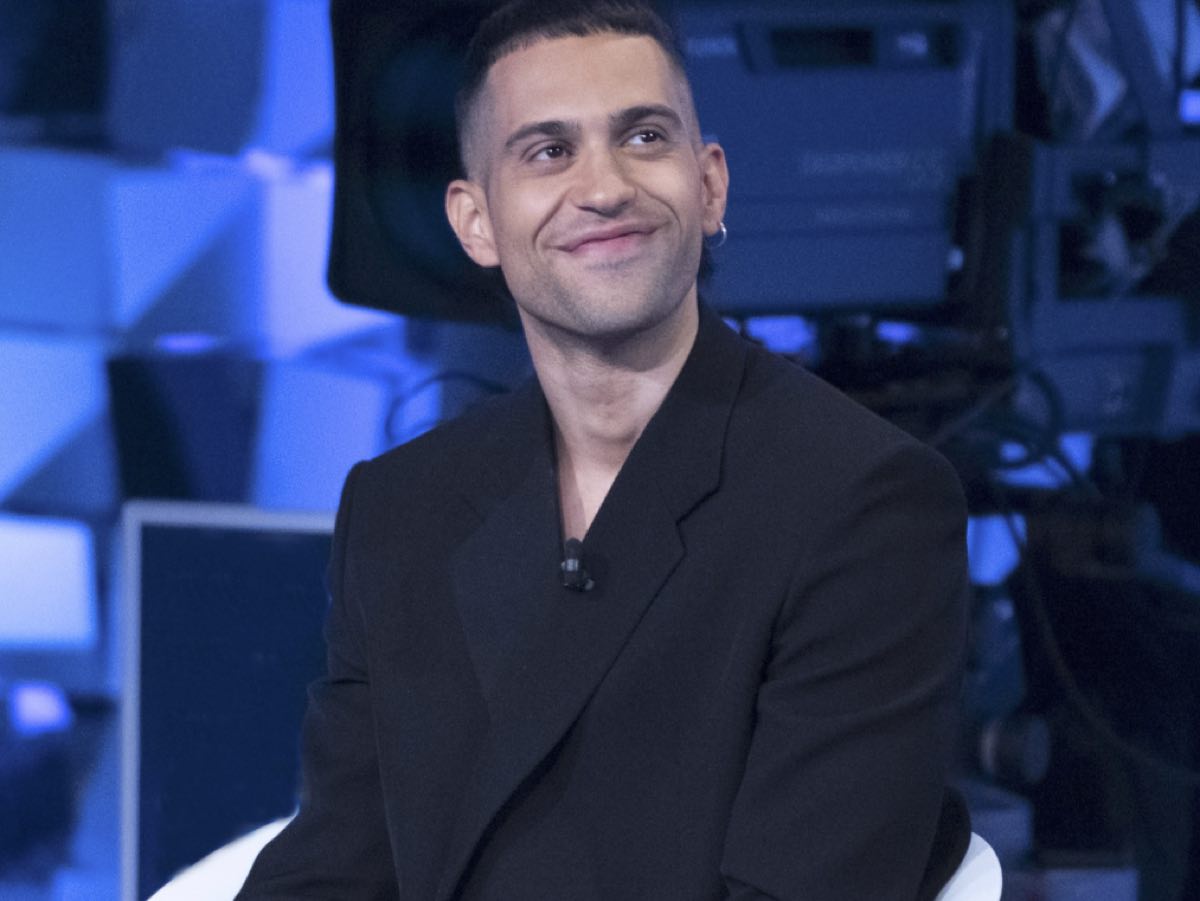Stilista Mahmood Sanremo 2025 chi lo veste e look quarta serata ...