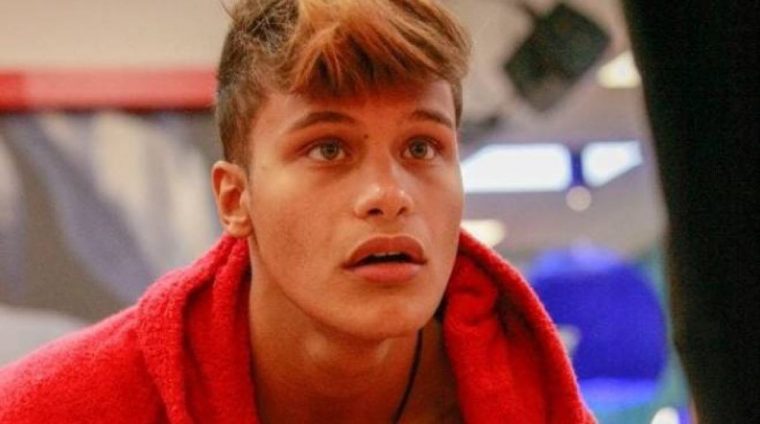 Denis Dosio si infila le patatine fritte nel cul0 e diventa virale ...