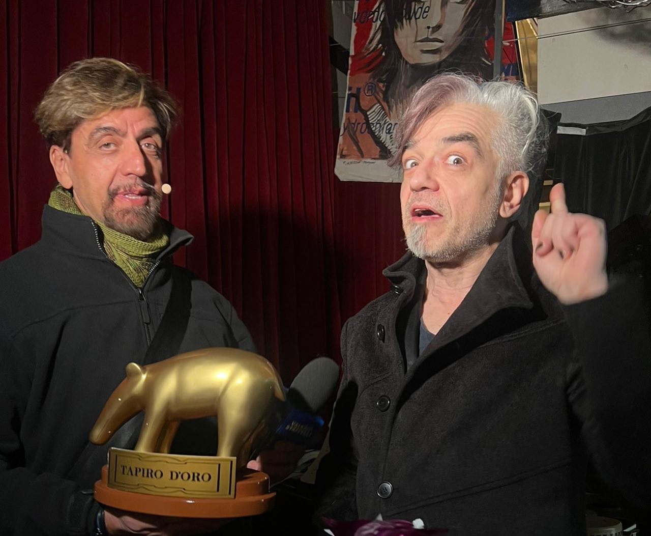 Morgan si becca il tapiro e accusa su Fedez "Bestemmie davanti a mia ...