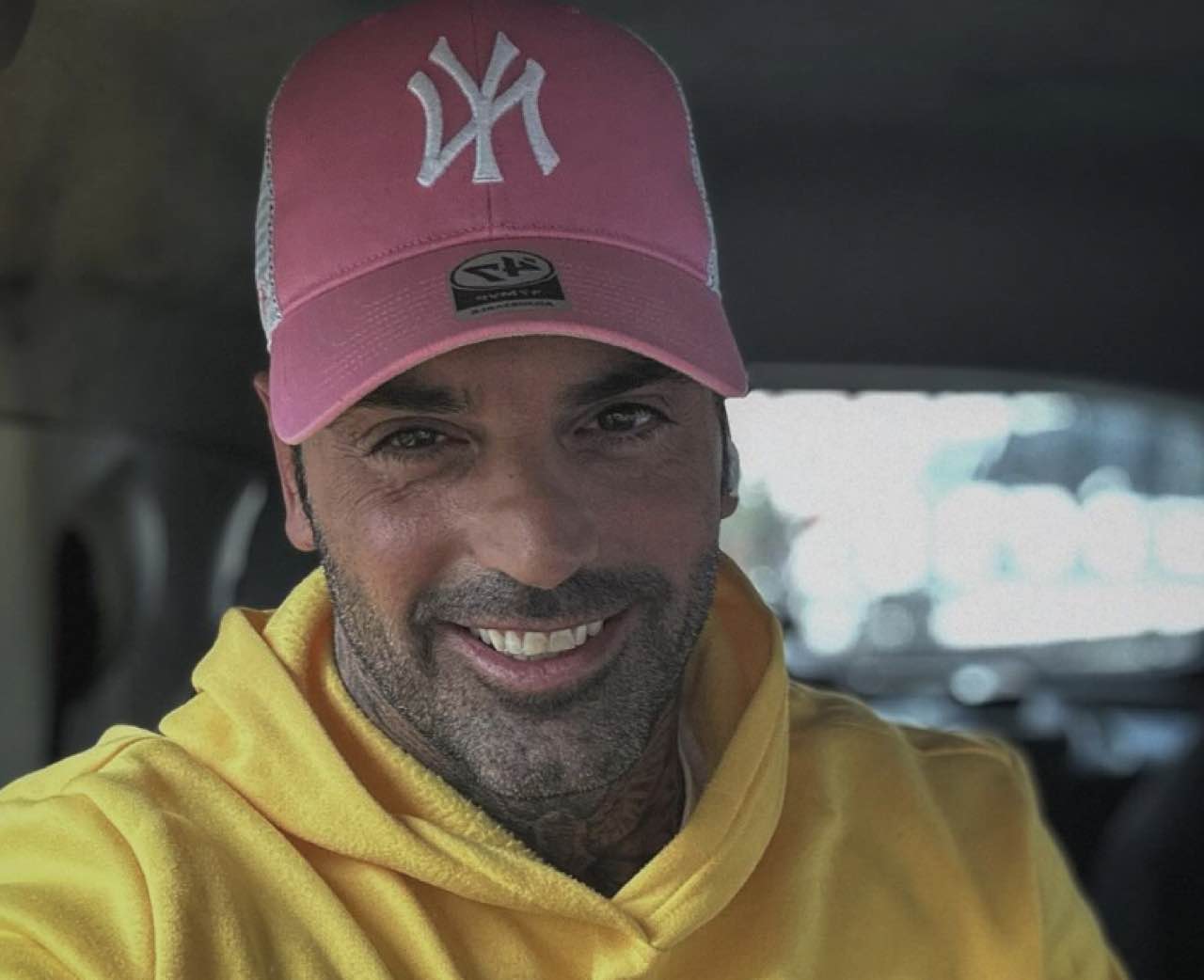 Uomini e donne è follia Mario si tatua il nome di Ida sulla mano ...