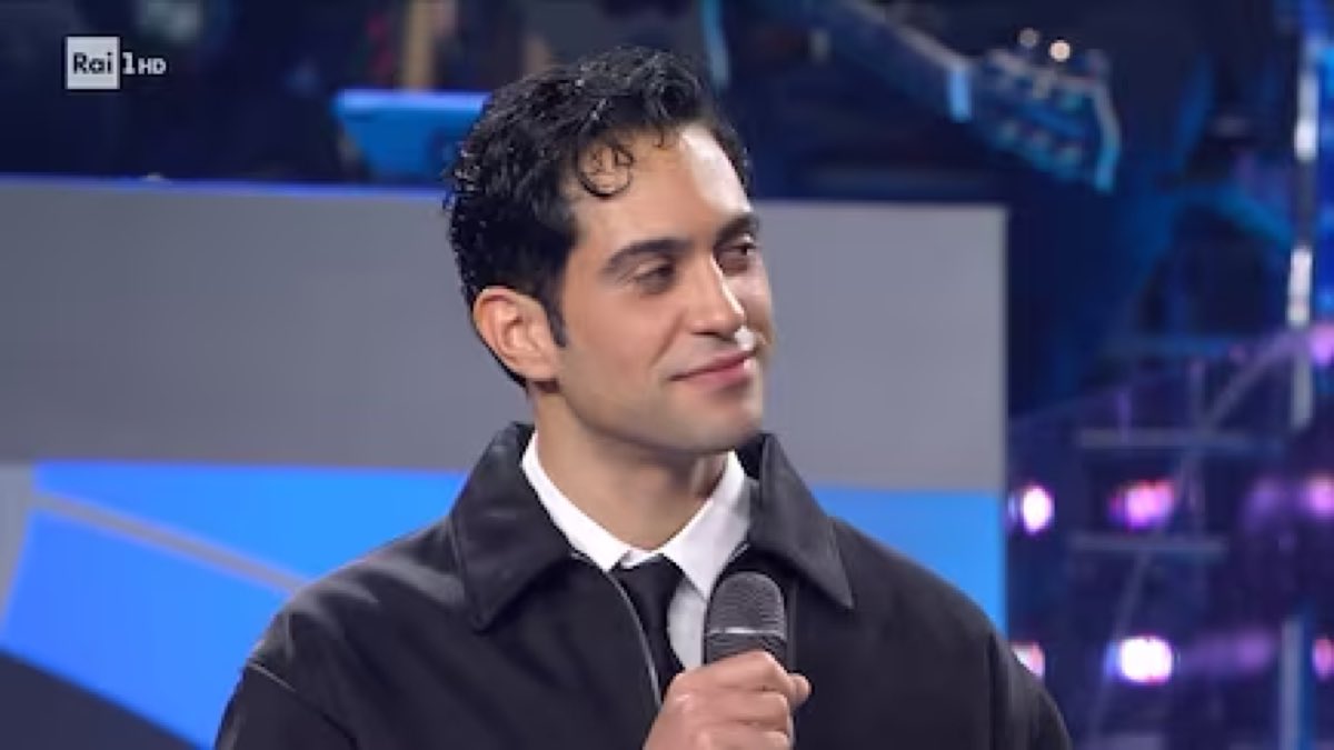 Stilista Mahmood Sanremo 2025 chi lo veste e look quarta serata - Tuttouomini
