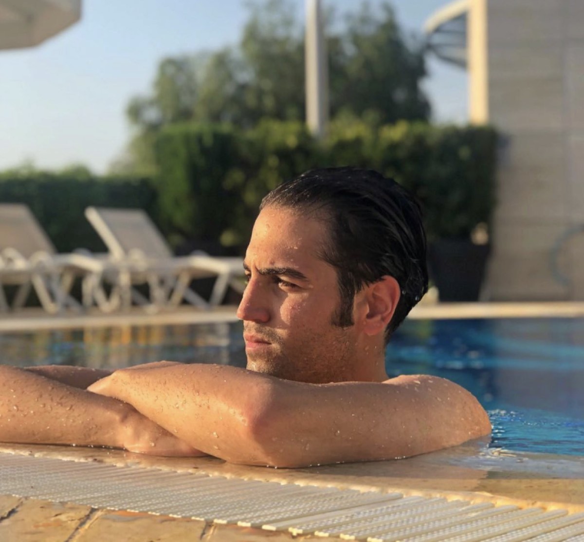 Aras Senol vince l'Isola dei famosi: chi è l'attore di Terra Amara? - Tuttouomini