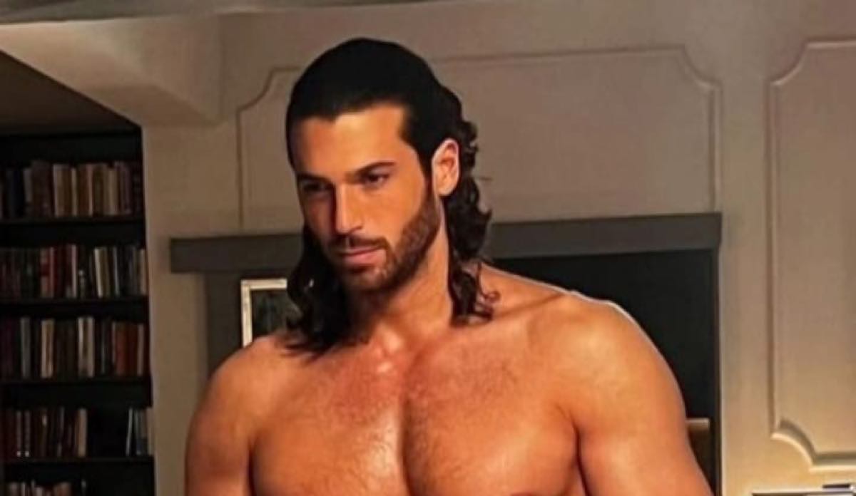 Can Yaman in Viola come il mare 2 risplende per bellezza senza t-shirt - Tuttouomini