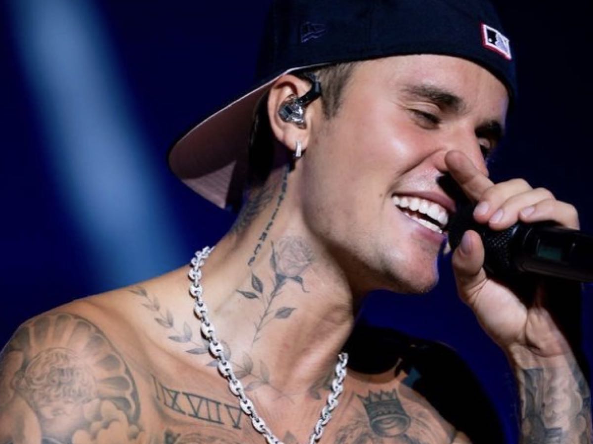 Justin Bieber tuta stretta e si vede tutto prima di diventare papà ...