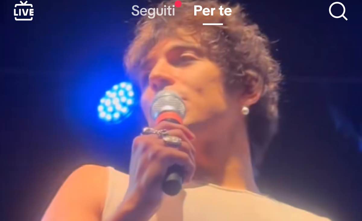 Alex di Amici ce lo mostra il "talento" come mai ha fatto prima d'ora ...