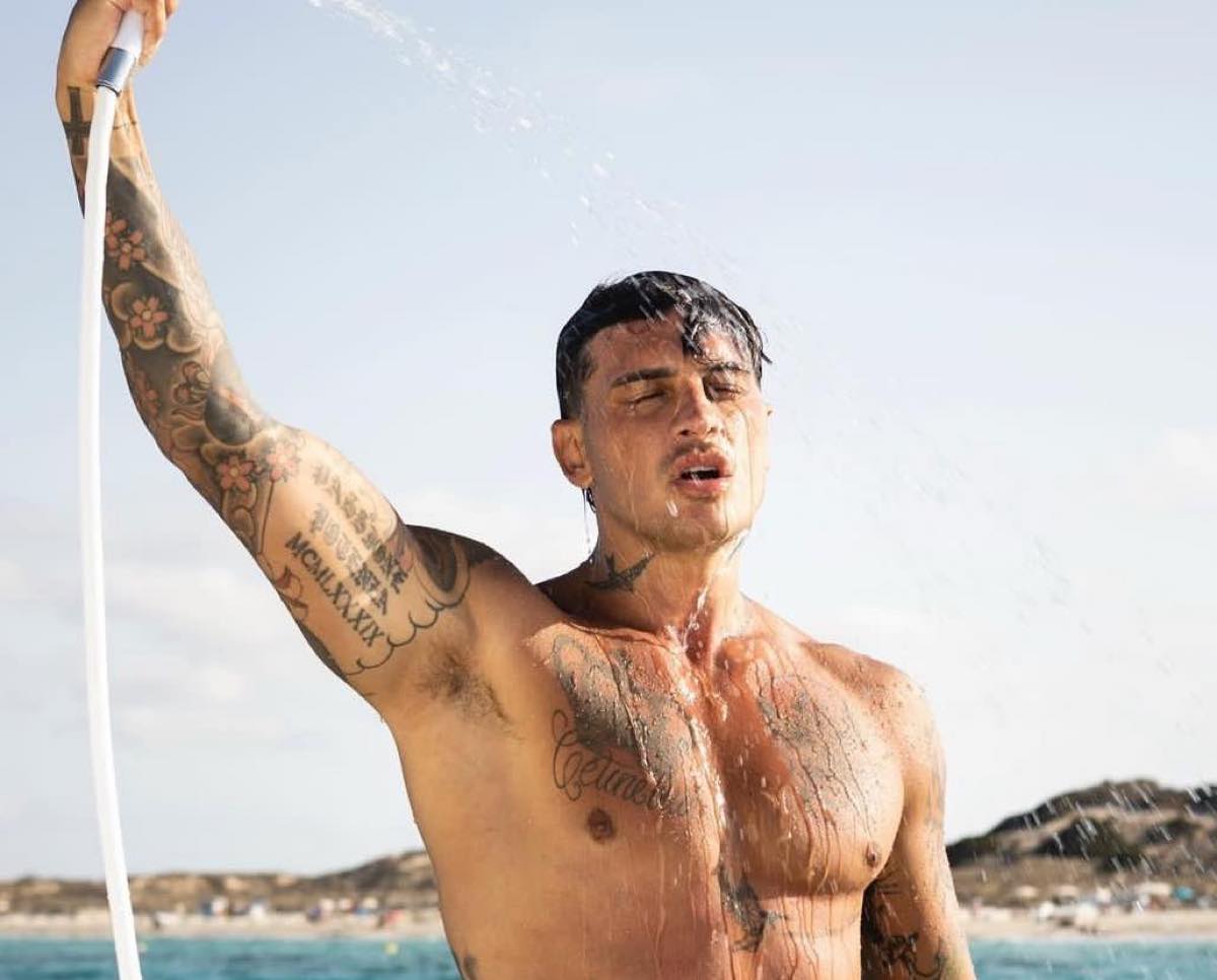 Alessandro Basciano ci mostra il fisico al mare ed è tutto oro che cola ...