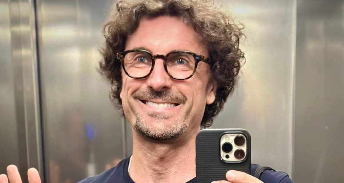 Toninelli del M5S fa 50 anni ma avete visto i suoi addominali ...