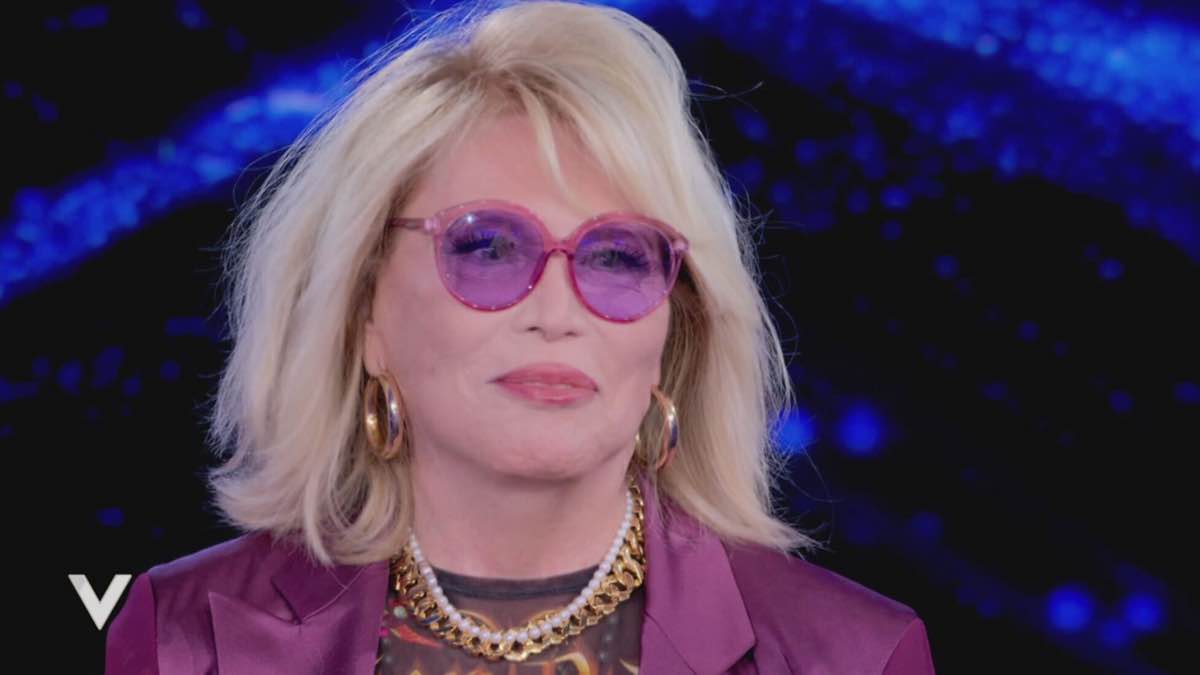 Chi è Amanda Lear età, altezza, peso, carriera e vita privata - Tuttouomini
