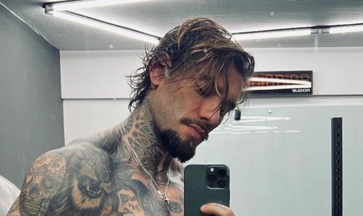 Lucas Lucco ci regala suo social una doccia da mille e una notte, con ...