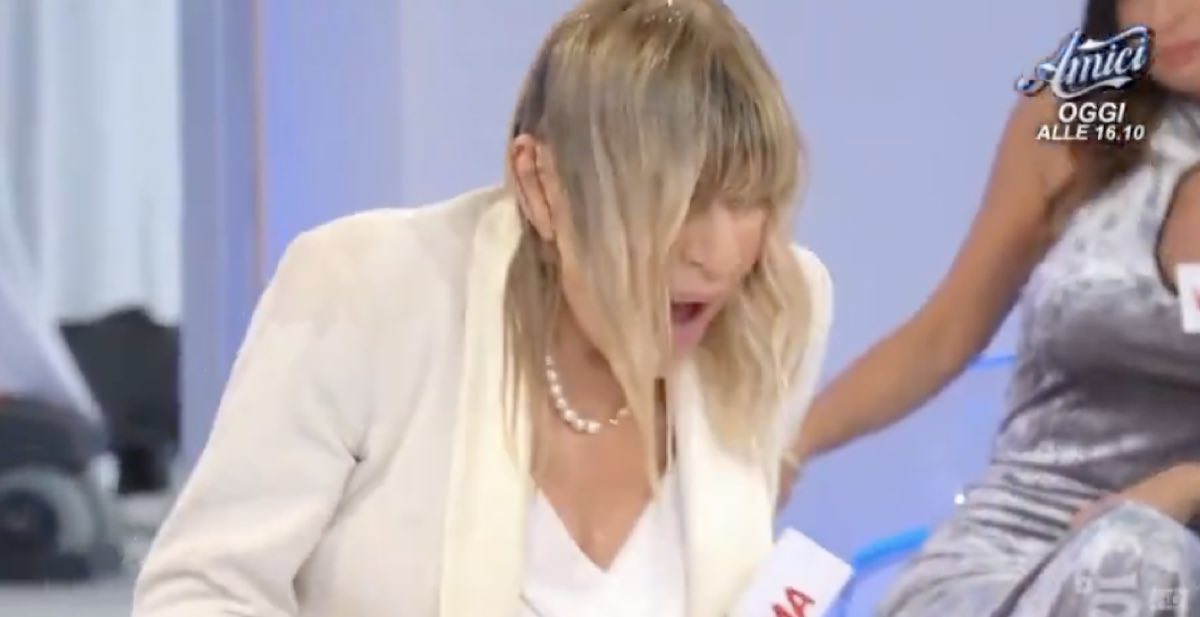 A Uomini e donne Tina getta un secchio d'acqua in testa a Gemma, video ...