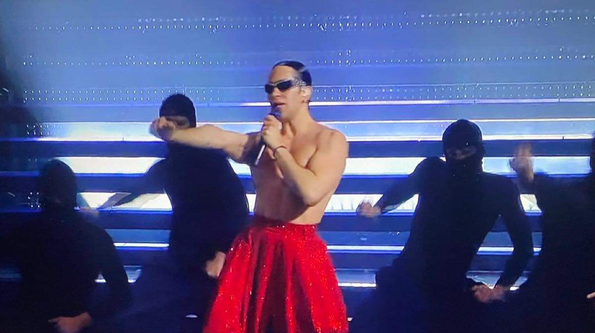 Mahmood e la performace all'Ariston: muscoli, dance e vibrazioni ...