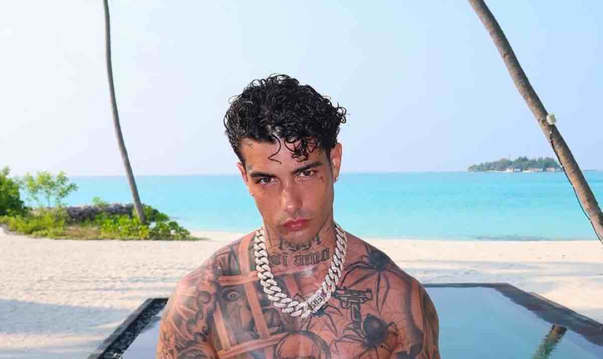 Tony Effe al mare senza Giulia De Lellis ma con il suo solito fisico ...