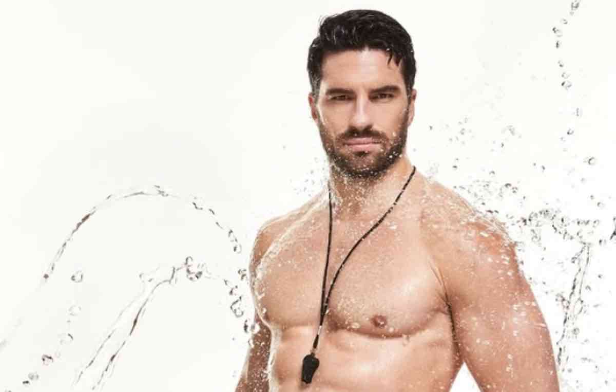 Alvise Rigo beccato mentre si cambia: il look al naturale - Tuttouomini