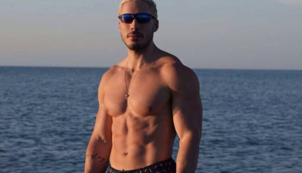 Nick Cornia e quel fisico pazzesco pronto per la prova costume 2025 ...