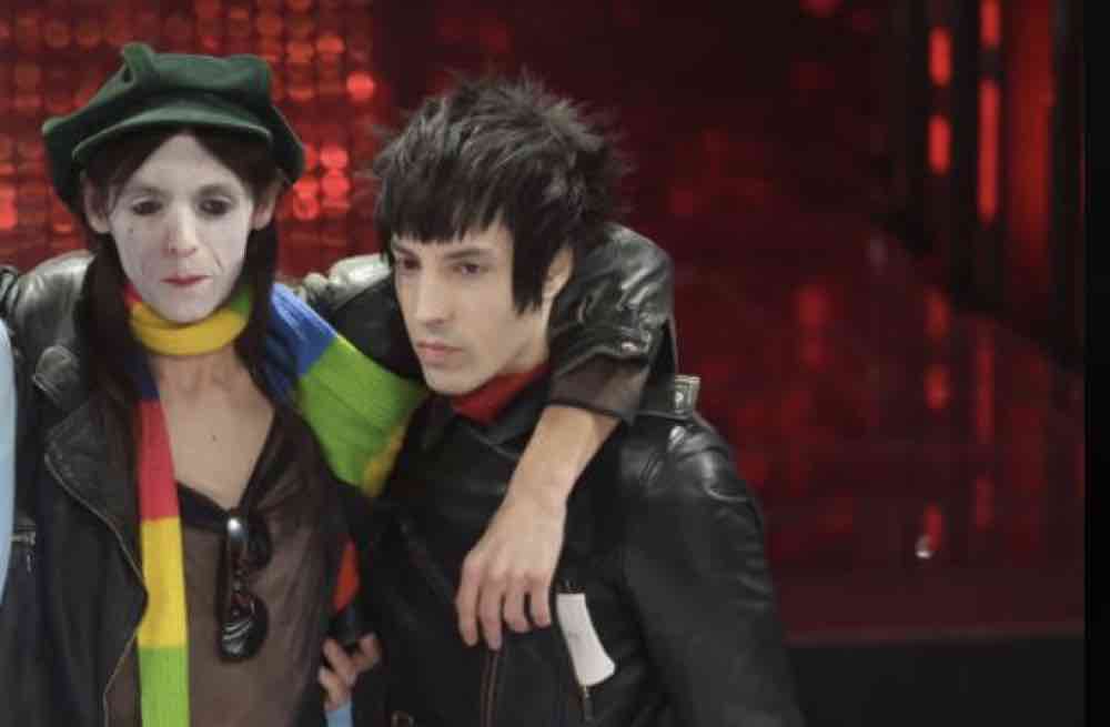 Chi canta con Lucio Corsi sul palco dell'Eurovision, chi è Tommaso ...