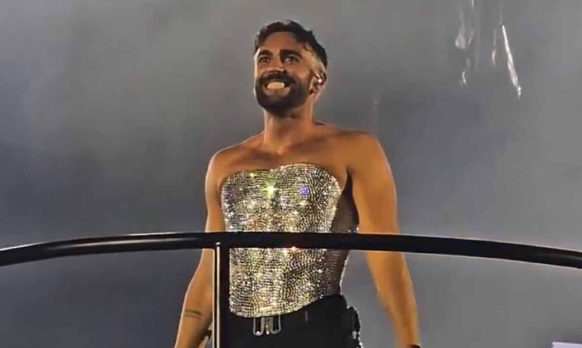 Marco Mengoni e i corsetti indossati al concerto, lui risponde agli ...