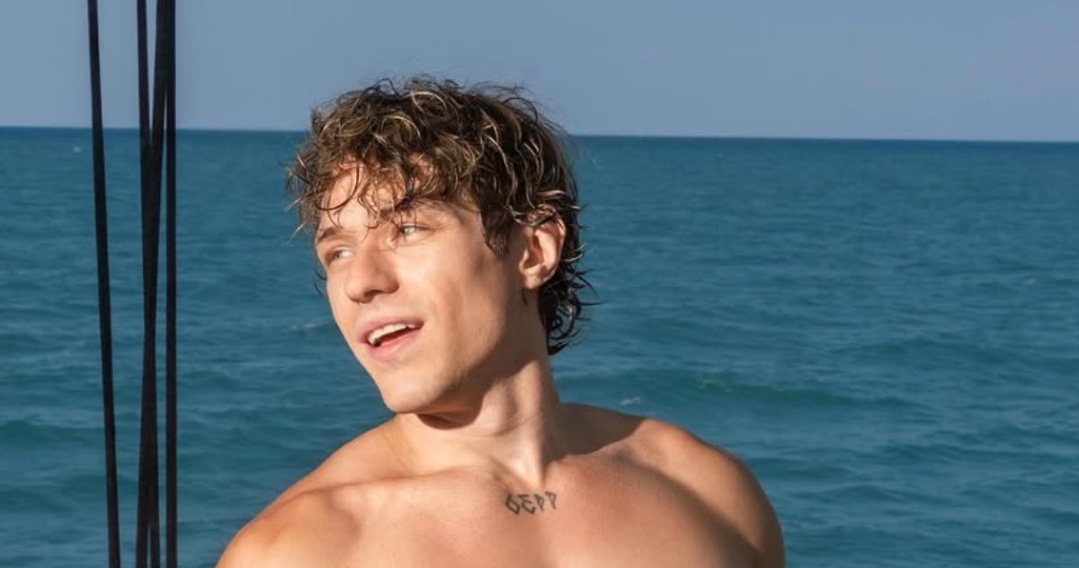 Irama ci regala delle foto al mare dove mostra una forma fisica da urlo ...