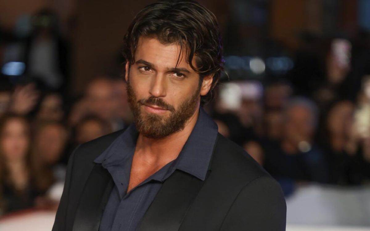 Molestia contro Can Yaman da parte di una fan: lui reagisce! - Tuttouomini