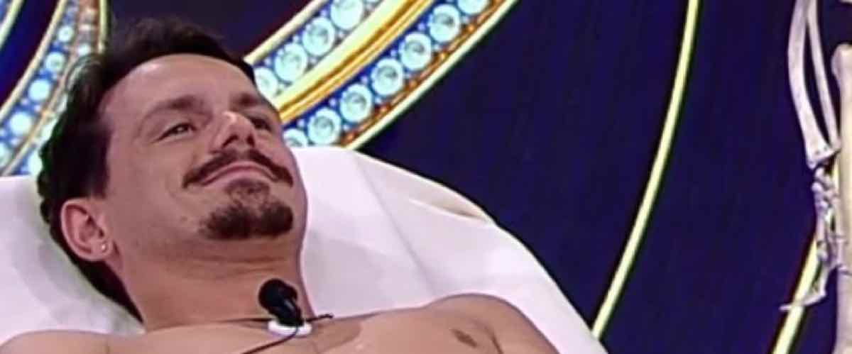 Renato del Gf con le mani in pasta: la scossa e quella vibrazione ...